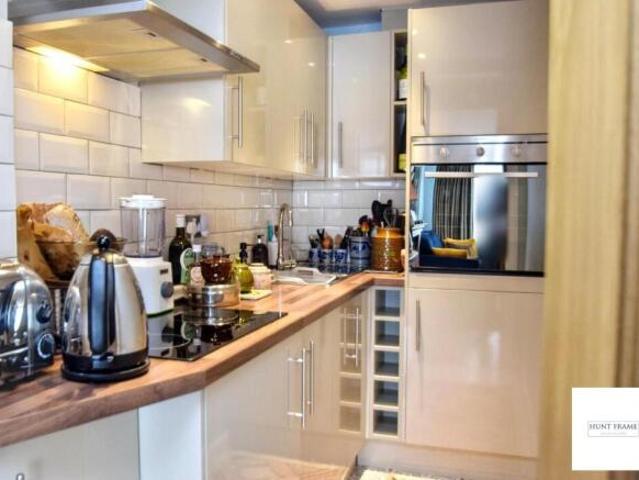 1 bedroom flat for sale in Jevington Gardens, Eastbourne, BN21
