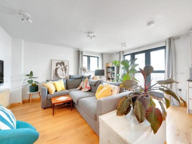 1 bedroom flat for sale in Kenninghall Road, London, E5