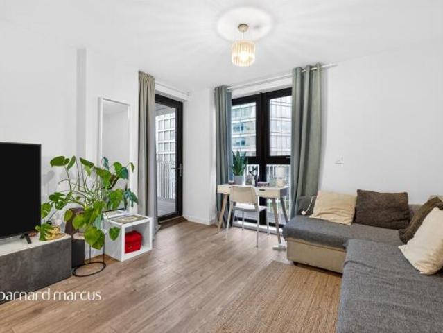 1 bedroom flat for sale in Lakeside Drive, London, NW10