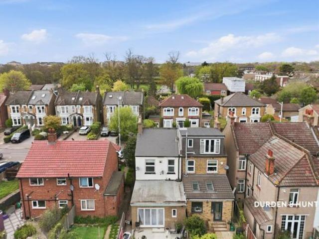 1 bedroom flat for sale in Latchett Road, Woodford, E18