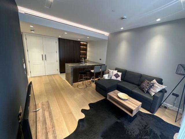 1 bedroom flat for sale in Lincoln Square, London, WC2A