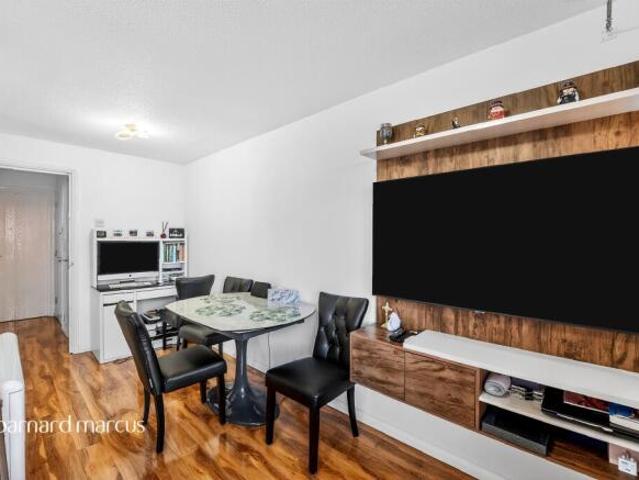 1 bedroom flat for sale in Lowry Crescent, Mitcham, CR4
