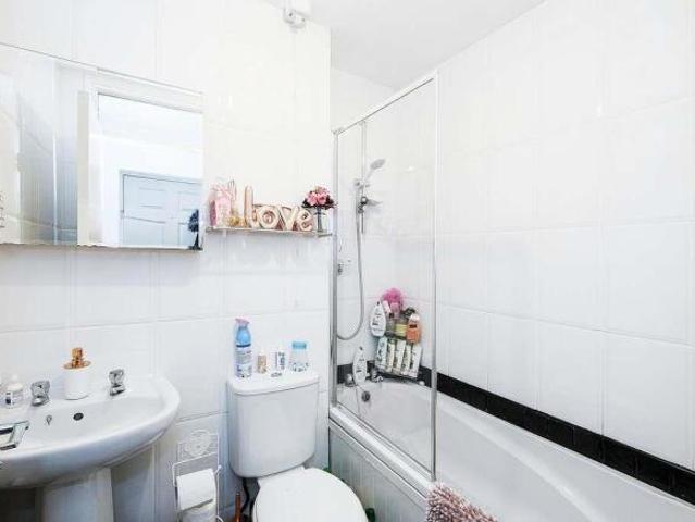1 bedroom flat for sale in Mandeville Court, Lower Hall Lane, Chingford, E4