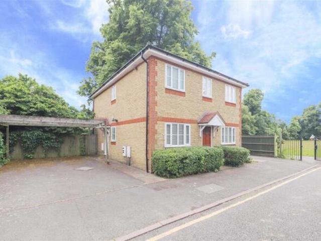 1 bedroom flat for sale in Manor Waye, Uxbridge, UB8