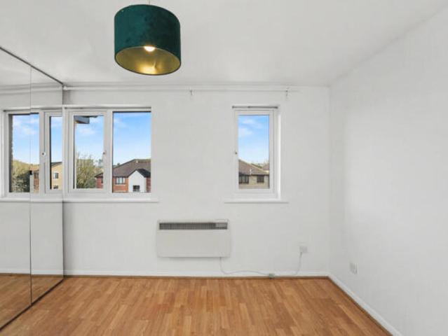 1 bedroom flat for sale in Magpie Close, Enfield, EN1