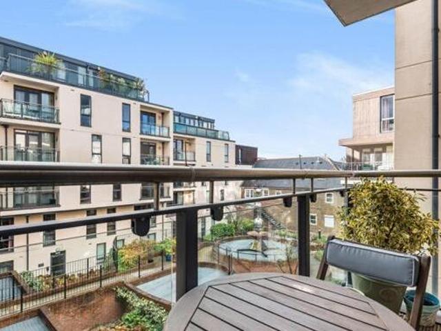 1 Bedroom Flat For Sale In Martyr Road, Guildford
