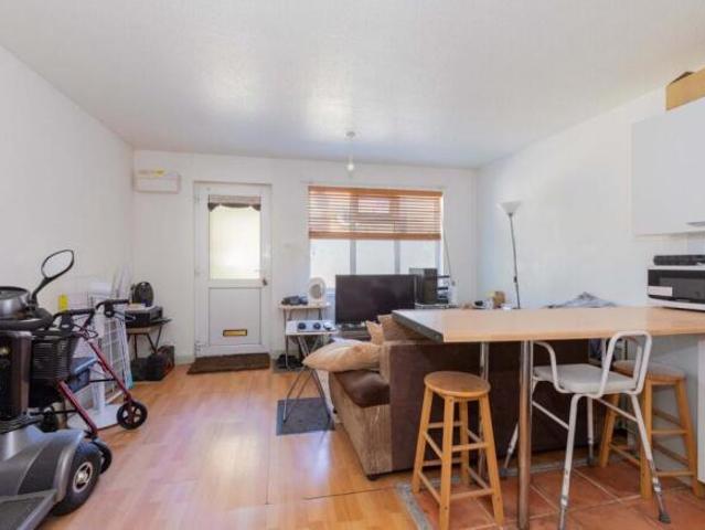1 bedroom flat for sale in Mead Avenue, Langley, SL3
