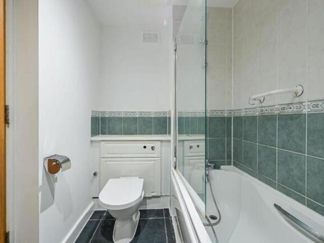 1 bedroom flat for sale in Newport Avenue, Canary Wharf, Tower Hamlets, London, E14