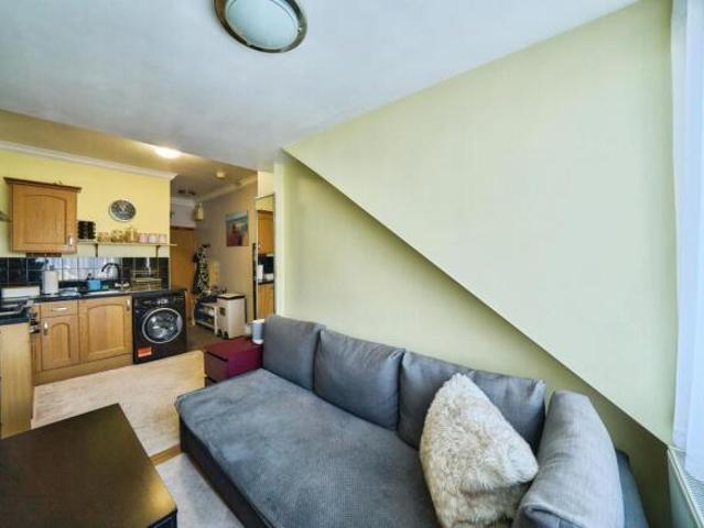 1 bedroom flat for sale in Norbury Crescent, London, SW16