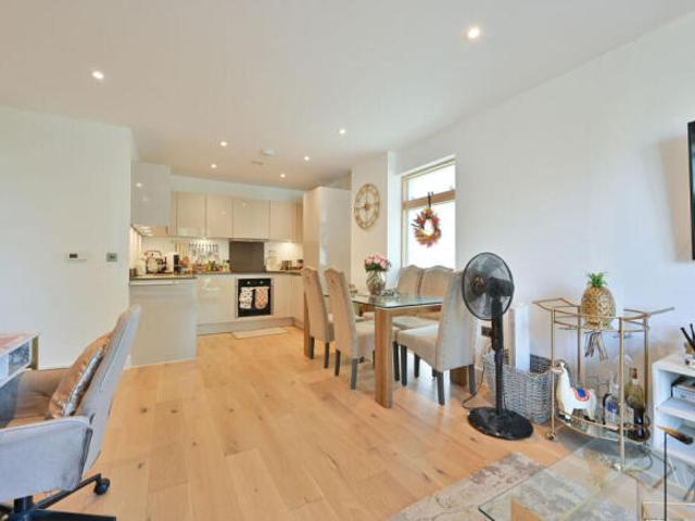 1 bedroom flat for sale in Oak Lodge, Watford, WD18
