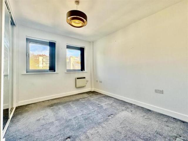 1 bedroom flat for sale in Offered with no chain and location in central Bristol, Hamilton Court, Bristol, BS2
