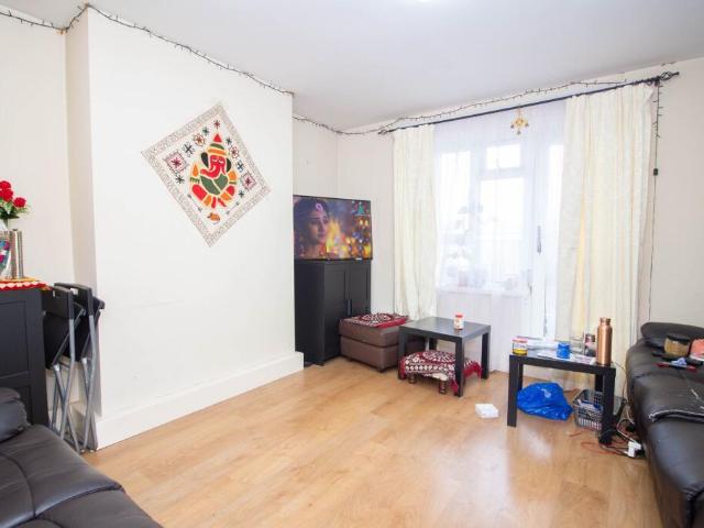 1 bedroom flat for sale in Otley Way, South Oxhey, Watford, WD19