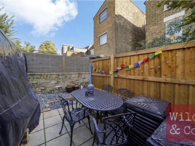 1 bedroom flat for sale in Powell Road, Clapton, Hackney, E5