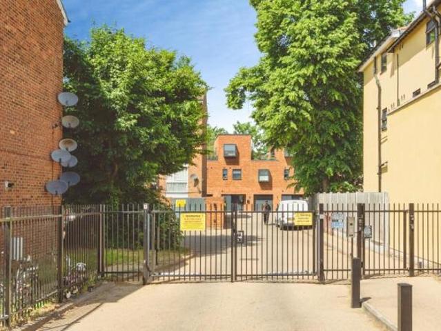1 bedroom flat for sale in Radlett Close, London, E7