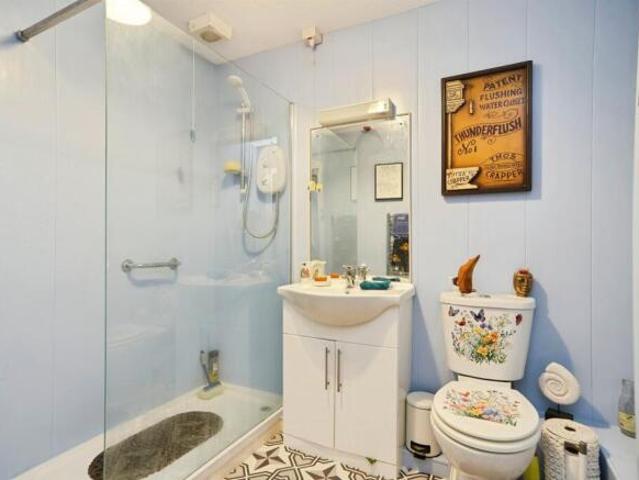 1 bedroom flat for sale in Regent Crescent, Horsforth, Leeds, LS18