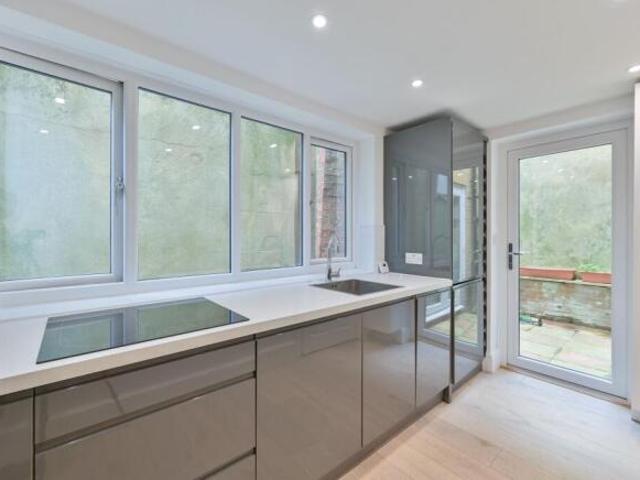 1 bedroom flat for sale in Robert Burns Mews, London, SE24