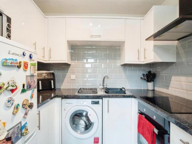 1 bedroom flat for sale in Rochester Drive, Watford, WD25