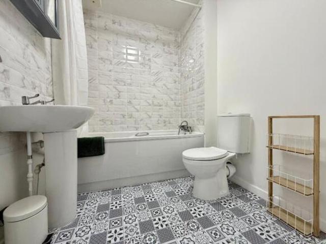 1 bedroom flat for sale in Rodeheath, Luton, LU4