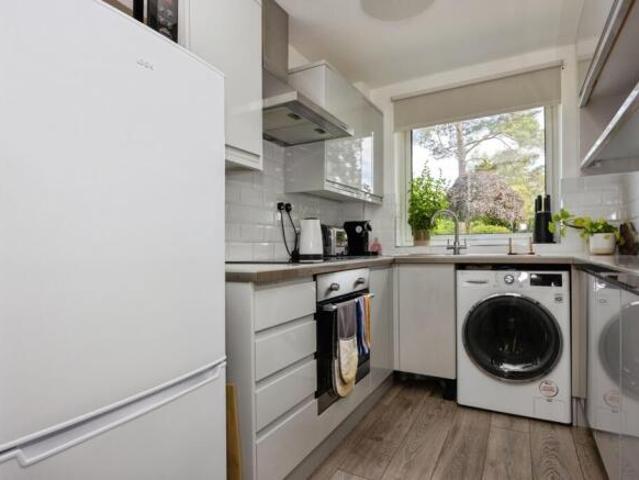 1 bedroom flat for sale in Rossiter Lodge, Rosetrees, Guildford, Surrey, GU1