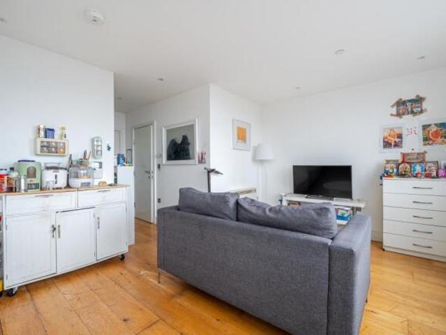 1 bedroom flat for sale in Skyline Apartment, Slough, SL1