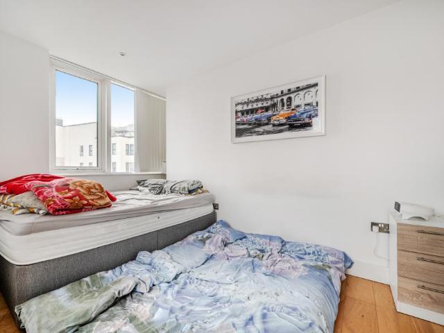1 bedroom flat for sale in Skyline Apartment, Slough, SL1