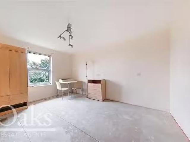 1 Bedroom Flat For Sale In Shinners Close, London, SE25