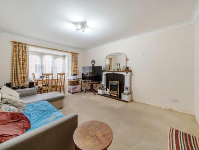 1 bedroom flat for sale in Slough, Berkshire, SL1