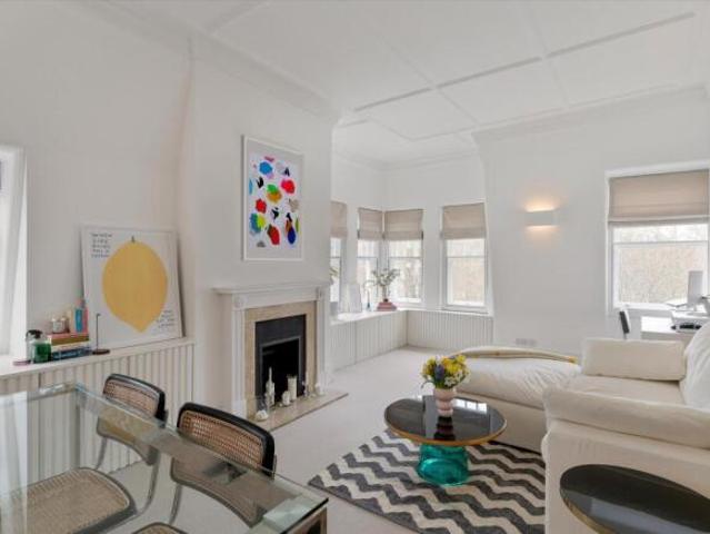 1 bedroom flat for sale in Sloane Court East, London SW3