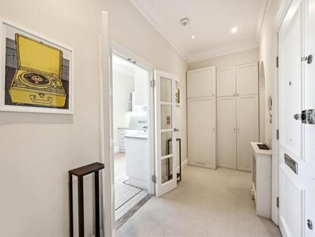 1 bedroom flat for sale in Sloane Court West, Chelsea SW3