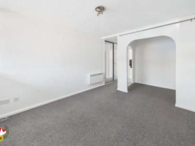 1 bedroom flat for sale in Squirrel Close, Quedgeley, Gloucester, GL2