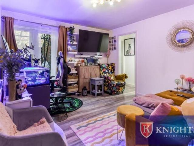 1 bedroom flat for sale in Statham Grove, London, N18