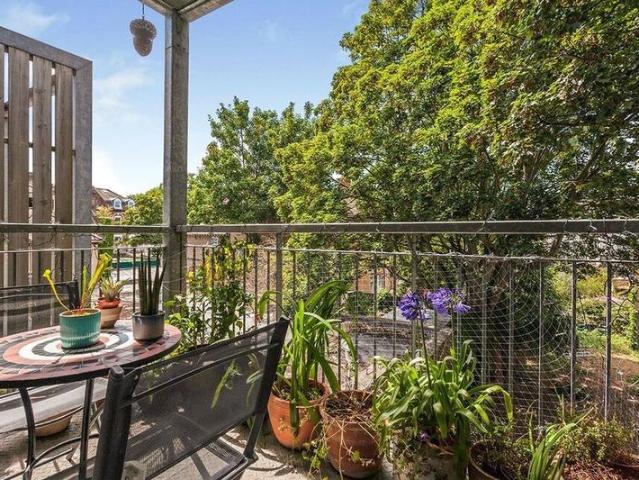 1 bedroom Flat for sale, New Cross Road, London, SE14 £93,750