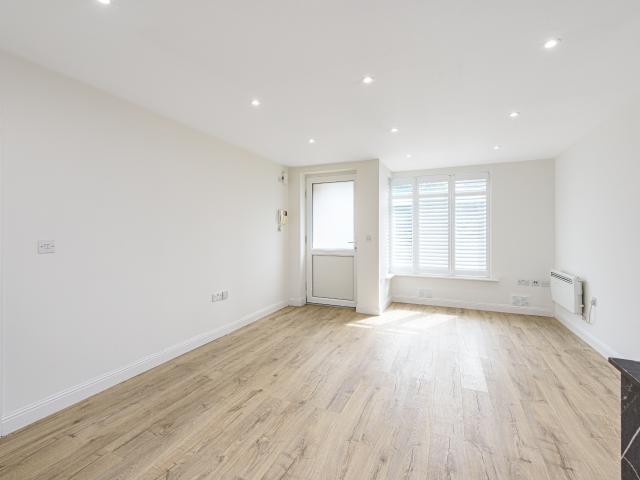 1 Bedroom Flat for Rent in 7 Magdalene Gardens, N20 | Foxtons
