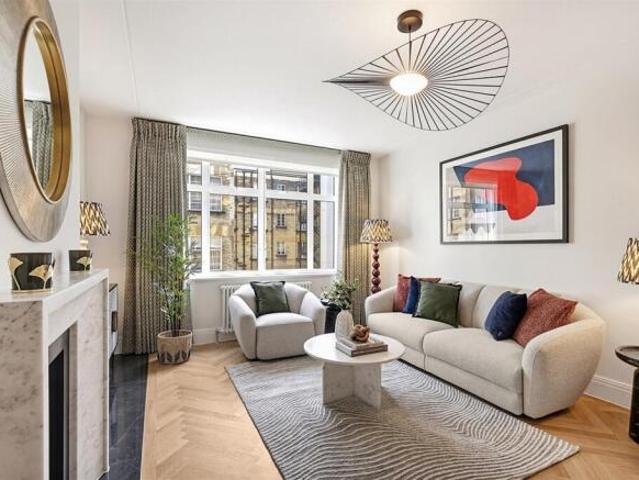 1 bedroom flat for rent in 1 bedroom 2nd Floor and Above Flat in Richmond Court, SW1X