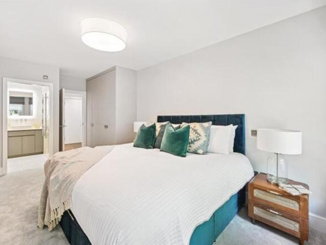 1 bedroom flat for rent in 1 bedroom Basement Flat in St Georges Court, SW7