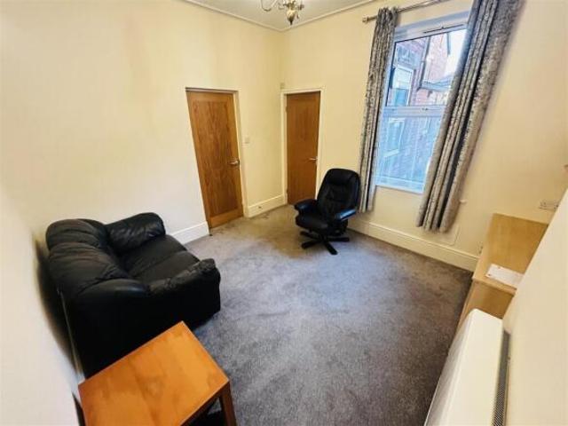 1 bedroom flat for rent in 26 Park Mount, Kirkstall, Leeds, West Yorkshire, LS5