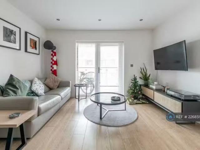 1 bedroom flat for rent in Thornbury Way, London, E17