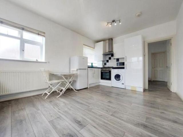 1 bedroom flat for rent in The Broadway, London, NW7