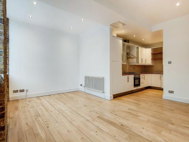 1 Bedroom Flat for Rent in Thrawl Street | Foxtons