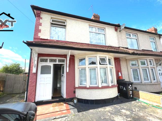 1 bedroom flat for rent in Tomswood Hill, Chigwell, Essex, IG6