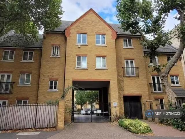 1 bedroom flat for rent in Turner Street, London, E16