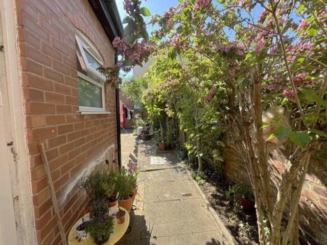 1 bedroom flat for rent in Victoria Park Road, Clarendon Park, Leicester, LE2