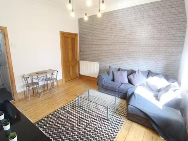 1 bedroom flat for rent in Wallfield Crescent, Top Floor right.