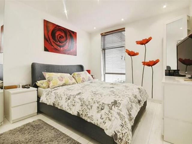 1 bedroom flat for rent in Wallis House Great West Road, Brentford, London, TW8