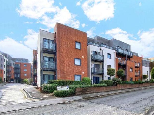 1 bedroom flat for rent in Walnut Tree Close, Guildford, Surrey, GU1