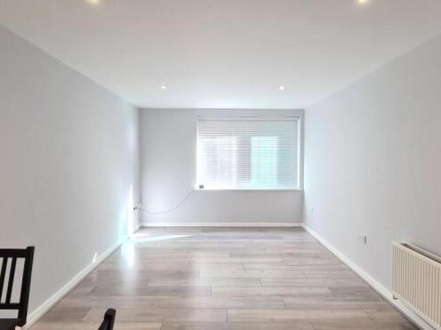 1 bedroom flat for rent in Warren House, Union Lane, Isleworth, TW7