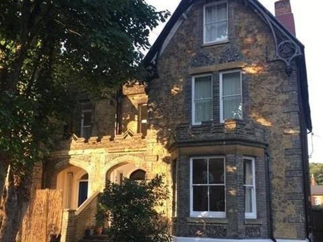 1 bedroom flat for rent in Waterden Road Guildford GU1