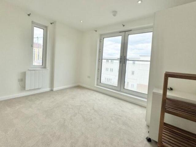 1 bedroom flat for rent in West Central, SL2