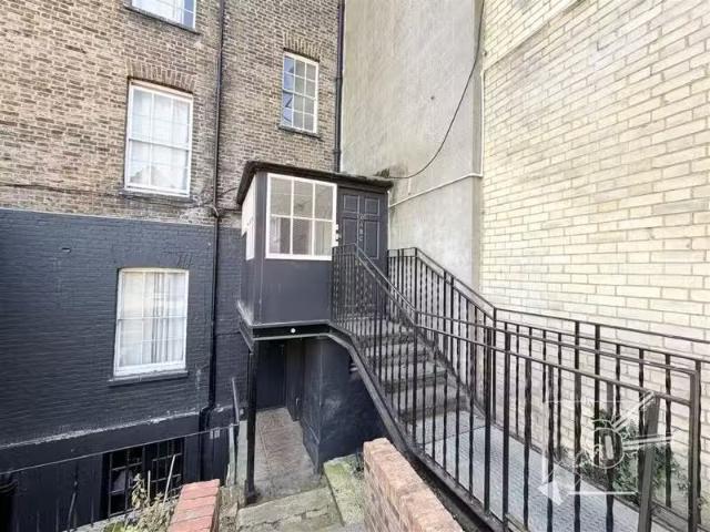 1 bedroom flat for rent in West Crescent Road, Gravesend, Kent.