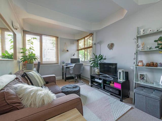 1 bedroom flat for rent in Windsor Court, 20 Frogmore, London, SW18